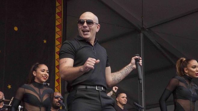 Pitbull cobró 1 mdd por cantar en XV años