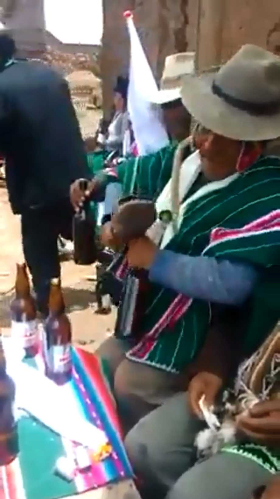 Hombre es viral por abrir "cheves" con la "chancla"