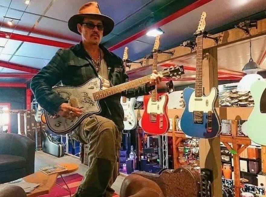 Encanta Johnny Deep con su look rockero