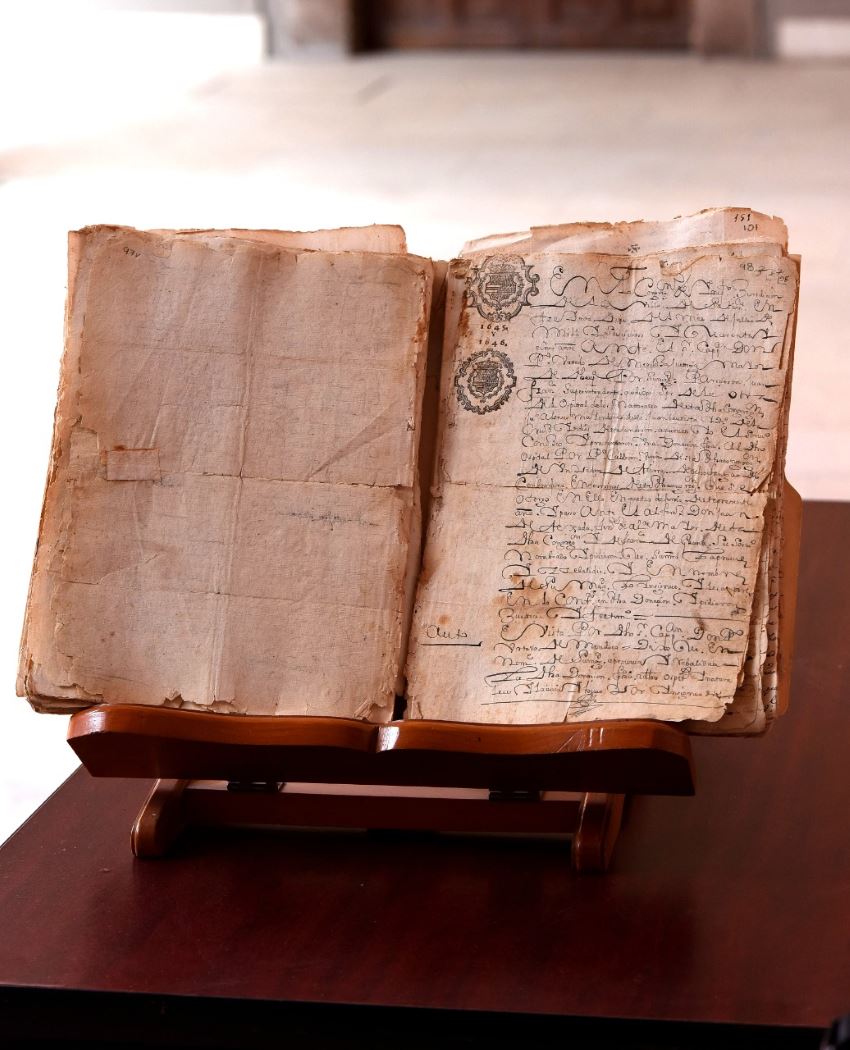 Descubren documento más antiguo; es resguardado por el Archivo ...