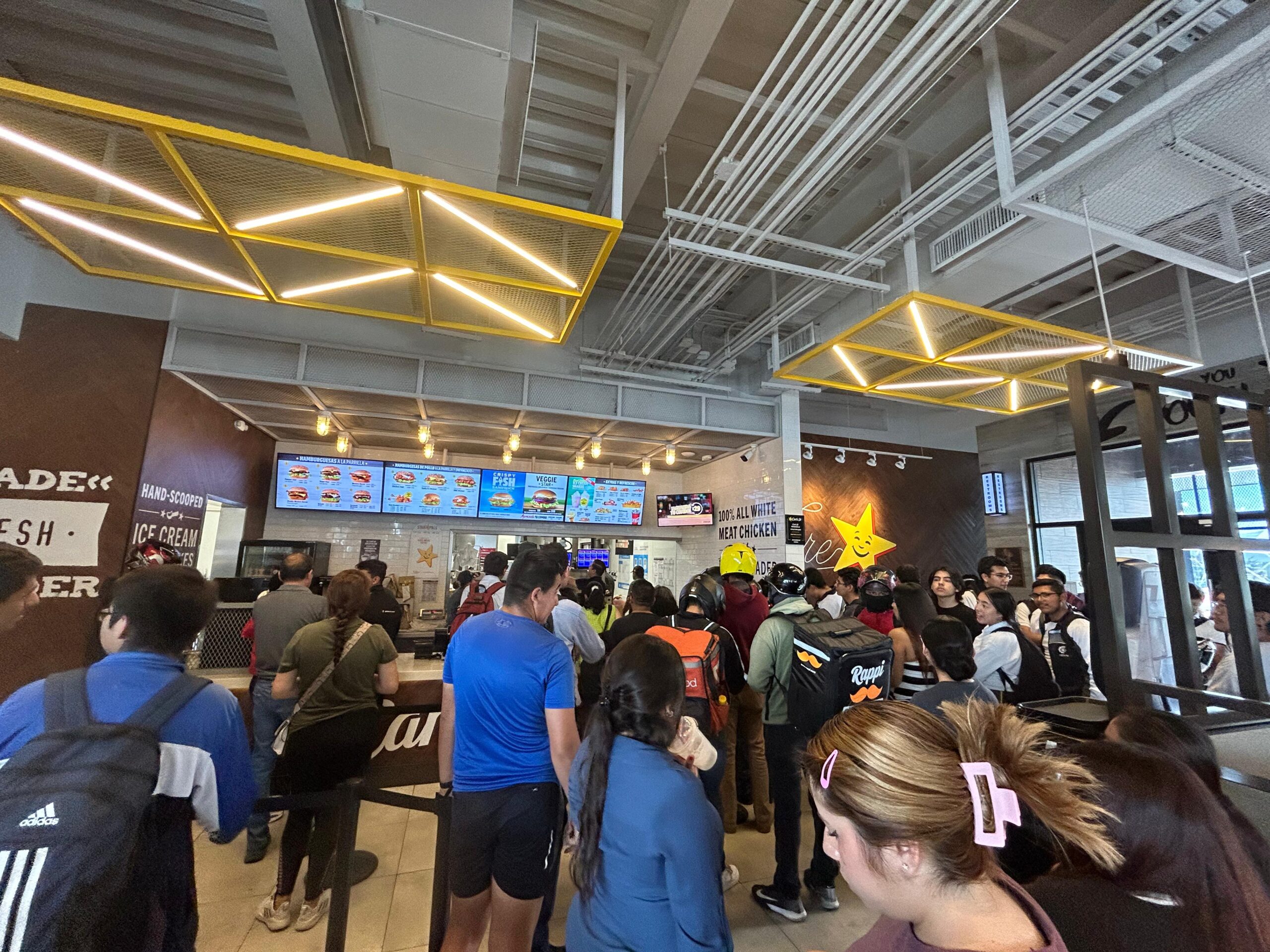 Locura en Cars Jr por la Promoción 2x1 | Periódico Notus