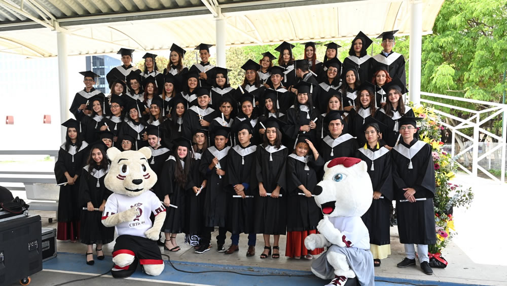 Se graduan 446 alumnos del CBTIS 65