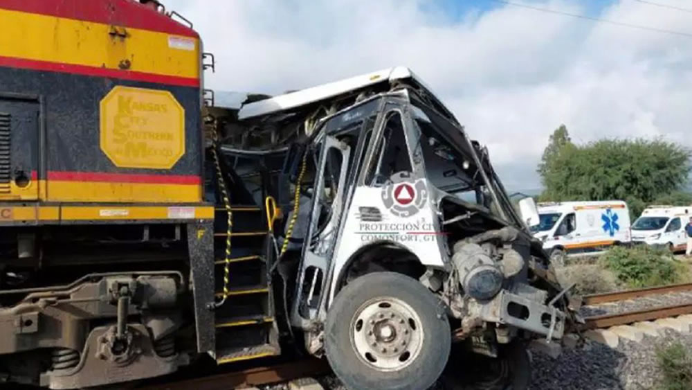Tragedia en Comonfort: autobús choca contra tren en La Nopalera ...