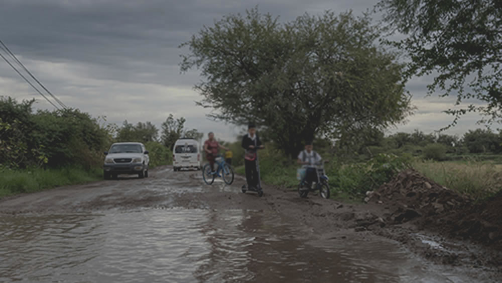 Vecinos de Huitzatarito, Abasolo ‘denuncian’ caminos inundados